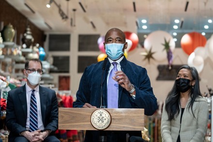 __COUNT__ imágenes de Mayor Eric Adams signing the "Small Business ...