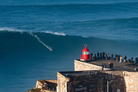imágenes de Big wave surfing in Nazare, Portugal - 08 Jan 2022 ...