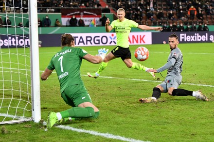 __COUNT__ imágenes de Germany Hamburg Football German Cup St. Pauli vs ...
