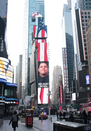 nypd officer wilbert mora honored times square Stock Photos (Exclusive ...