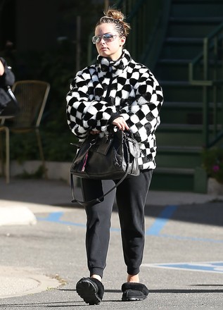 __COUNT__ imágenes de Addison Rae is casually cozy in uggs, sweatpants ...