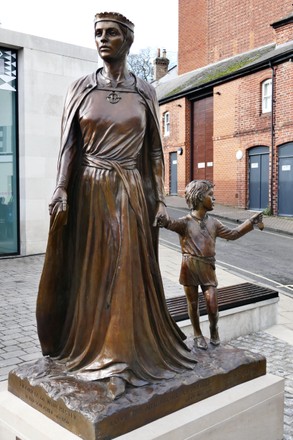 Fotos de stock de unveiling statue licoricia winchester hampshire ...