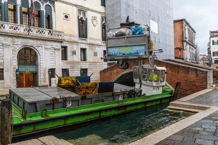 Venice rubbish collection, Venice, Veneto, Italy - 15 Feb 2022 Stock ...