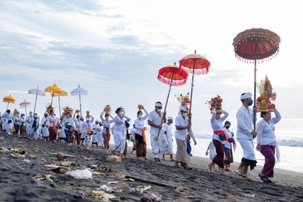 imágenes de Hindu cleansing ceremony in Bali, Indonesia., Denpasar - 28 ...