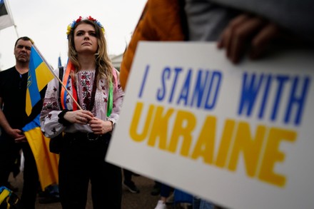 Pro-Ukraine demonstrators attend a rally outside the White House ...