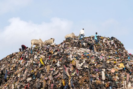 imágenes de The Clothing Waste Crisis, Accra, Ghana - 07 Mar 2022 ...