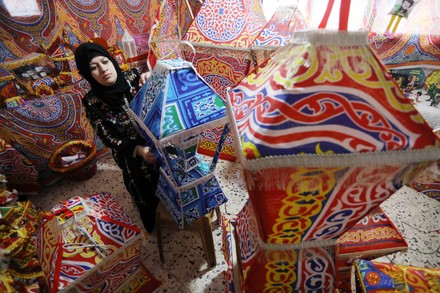 imágenes de Palestinian woman Reham Shurab makes a traditional lantern ...