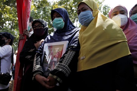 Families Relatives Attending Funeral Ceremony Isti Editorial Stock ...