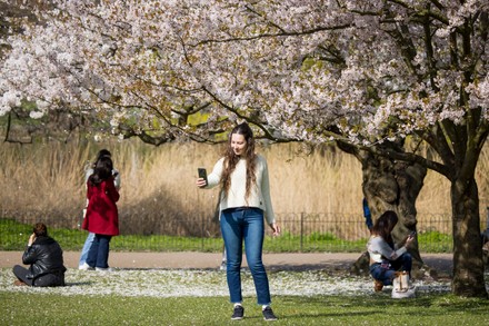 Warm Spring Weather, London, UK - 21 Mar 2022 Stock Pictures, Editorial ...