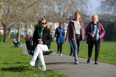 imágenes de Warm spring weather in London, London, UK - 23 Mar 2022 ...