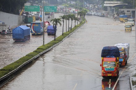 People Wait Water Subside Their Vehicles Editorial Stock Photo - Stock ...