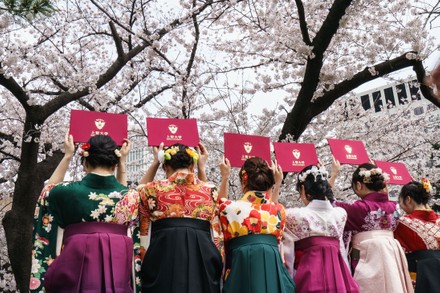 University Graduates Wearing Hakama Kimono Graduation Editorial Stock ...