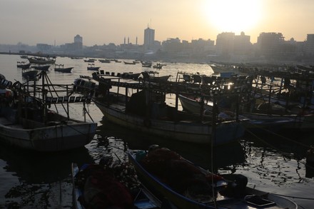 __COUNT__ imágenes de Palestinian fishermen work at Gaza City's main ...