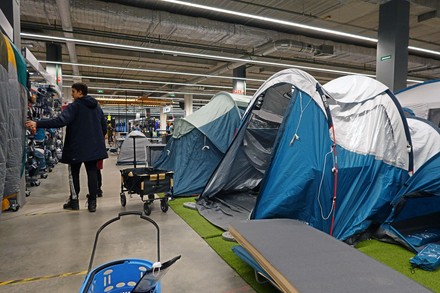 __COUNT__ imágenes de A French sports retailer Decathlon store in ...