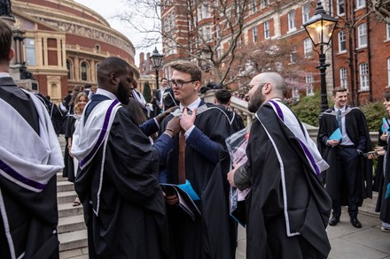 IMPERIAL COLLEGE LONDON GRADUATES ENJOY ATMOSPHERE Editorial Stock ...