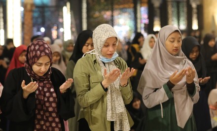 EGYPTIAN MUSLIM WOMEN PERFORM EVENING PRAYER Editorial Stock Photo ...