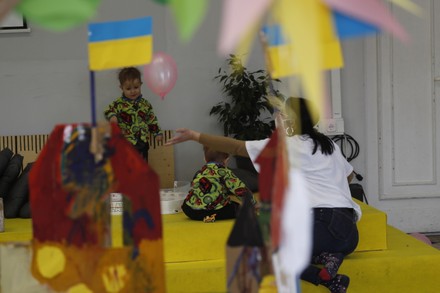 Volunteer Plays Ukrainian Refugee Children Ukrainian Editorial Stock ...