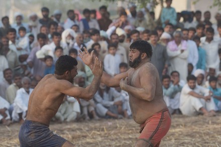 Pakistani Traditional Wrestlers Busy Free Wrestling - Foto de stock de ...