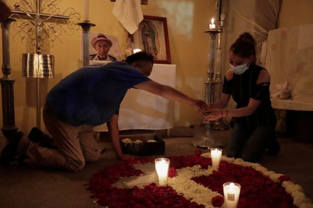 imágenes de Raising Of The Cross Mexican Traditional Funeral, Mexico ...