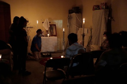 imágenes de Raising Of The Cross Mexican Traditional Funeral, Mexico ...