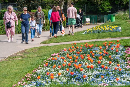 People Enjoying Spring Sunshine Wimbledon Park Editorial Stock Photo ...
