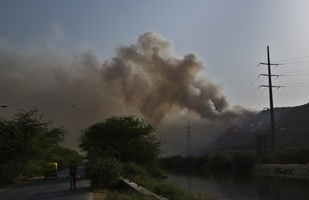 Massive Fire Breaks Out at Ghazipur Landfill in Delhi, 8 Fire Tenders ...