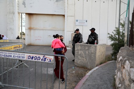 Palestinians Cross Israelicontrolled Bethlehem Checkpoint They ...