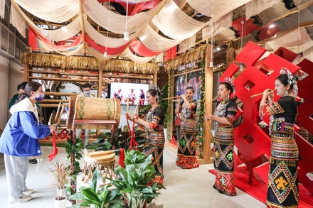 Women Li Ethnic Group Demonstrate Traditional Editorial Stock Photo ...