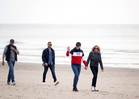 Fotos de stock de emmanuel macron brigitte walking on beach le ...