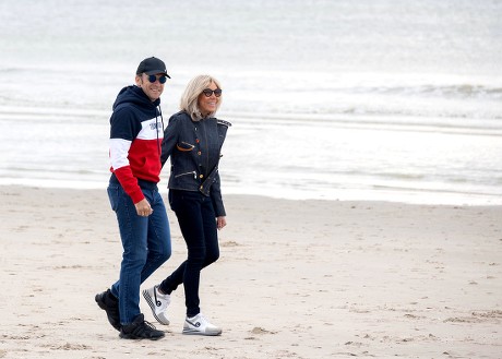 Fotos de stock de emmanuel macron brigitte walking on beach le ...