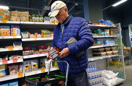 Shopper Pyaterochka Convenience Store Managed By Editorial Stock Photo ...