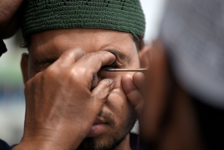 Muslim Man Applying Surma On Eyes Editorial Stock Photo - Stock Image ...