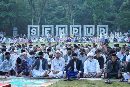 Indonesian Muslims Attend Eid Alfitr Prayers Editorial Stock Photo ...