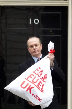 __COUNT__ Quentin Willson delivers 'Fair Fuel UK' petition to 10 ...