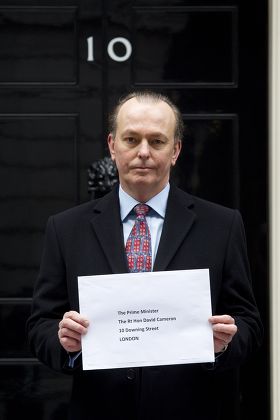 __COUNT__ Quentin Willson delivers 'Fair Fuel UK' petition to 10 ...