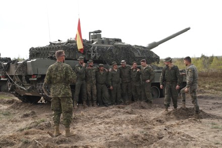 Spanish Servicemen Their Battle Tank Leopard - Foto de stock de ...