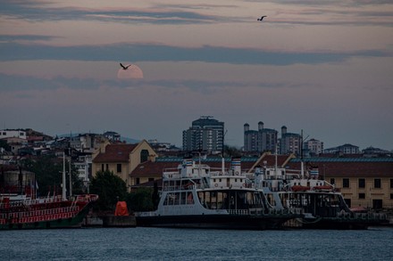 Super Moon in Istanbul, Turkey - 15 May 2022 Stock Pictures, Editorial ...