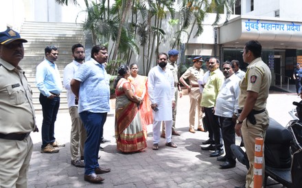 Shiv Sena MLA Dilip Lande Protests At MMRDA Office, Mumbai, Maharashtra ...
