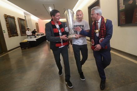 Eintracht Frankfurts Sebastian Rode C Carries Editorial Stock Photo ...