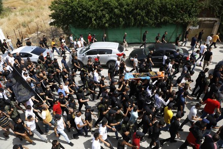 Palestinians carry the body of Amjad Al-Fayed 17, who was killed by ...