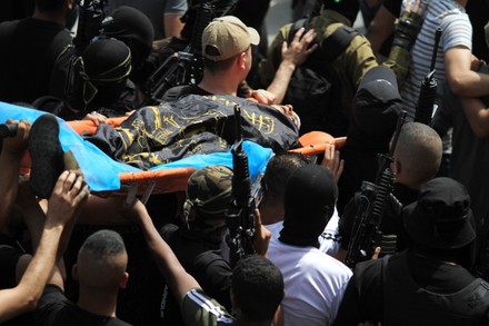Palestinians carry the body of Amjad Al-Fayed 17, who was killed by ...