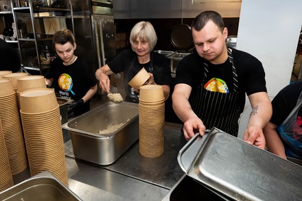 2,000 World food kitchen Stock Pictures, Editorial Images and Stock ...