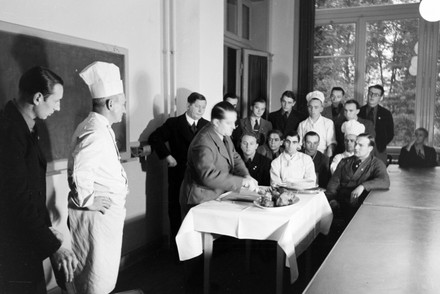imágenes de Reich cooking school, Frankfurt am Main / Gray house, angle ...