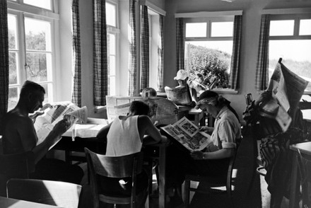 45 Soldier reading newspaper Stock Pictures, Editorial Images and Stock ...
