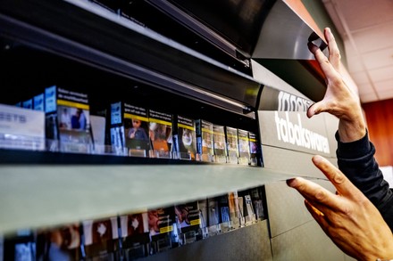 500 Cigarette pack Stock Pictures, Editorial Images and Stock Photos ...