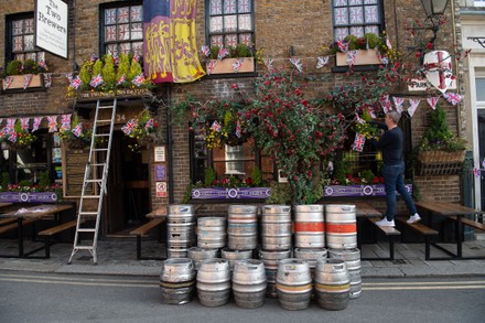 Two Brewers Pub Windsor Getting Ready Editorial Stock Photo - Stock ...