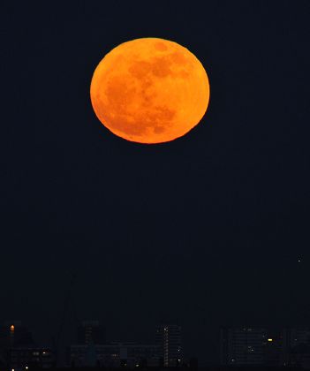 Stunning Full Moon Rises Over London Editorial Stock Photo - Stock ...