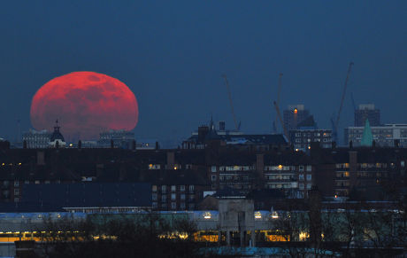 Stunning Full Moon Rises Over London Editorial Stock Photo - Stock ...