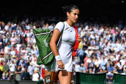 Emma Raducanu Walks Off Court After Redaktionelles Stockfoto ...