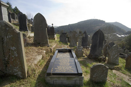 Memorial for Richard Burton at his home town of Pontrhydyfen, Port ...